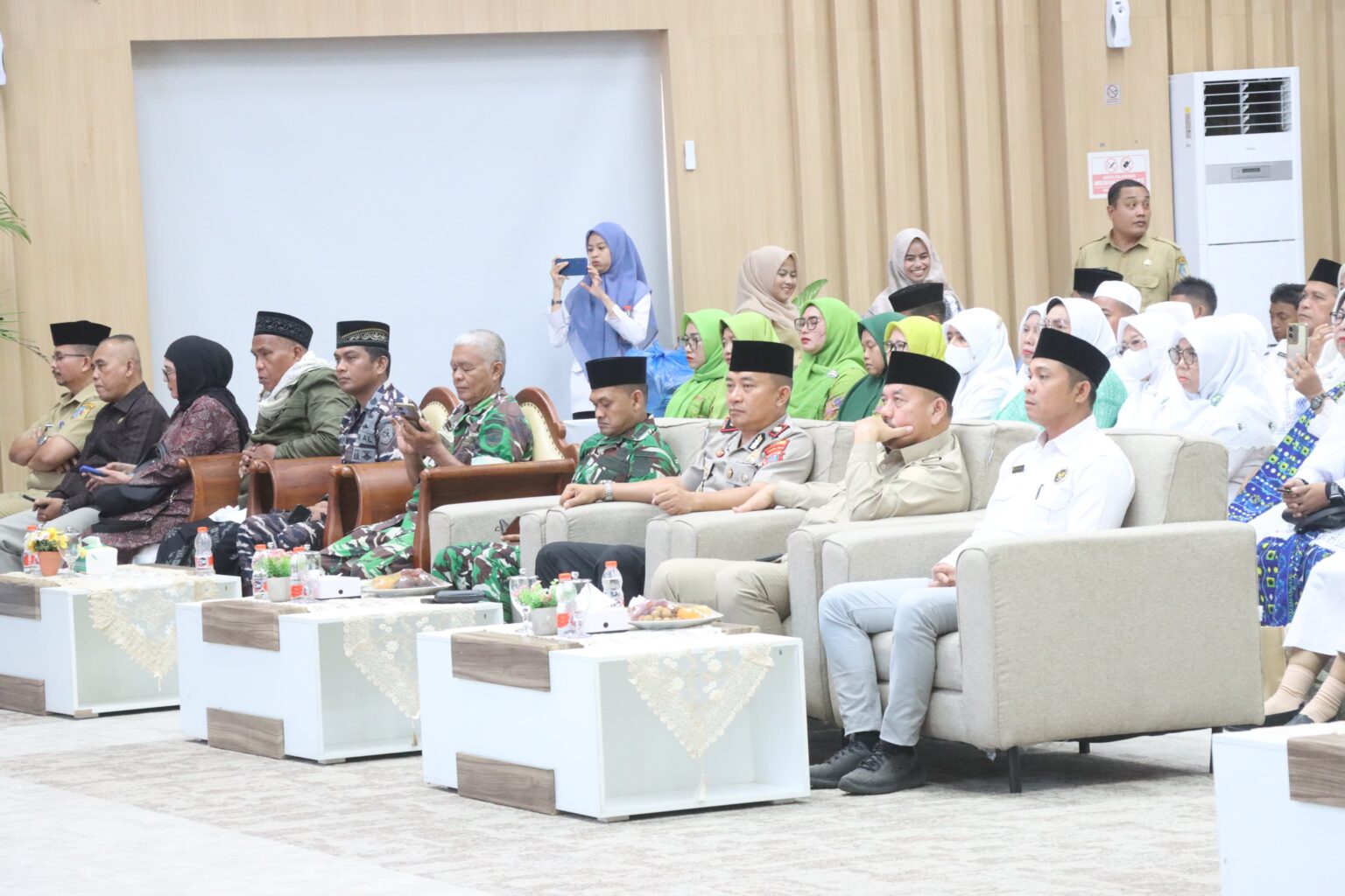 Bupati Brrsama Wakapolres Batubara Tepung Tawar Ratusan Calon Jemaah ...